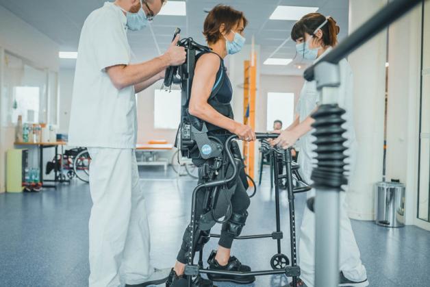 Exosquelette EKSO, un pas de plus dans la rééducation à la marche à la clinique Marienia | Clariane